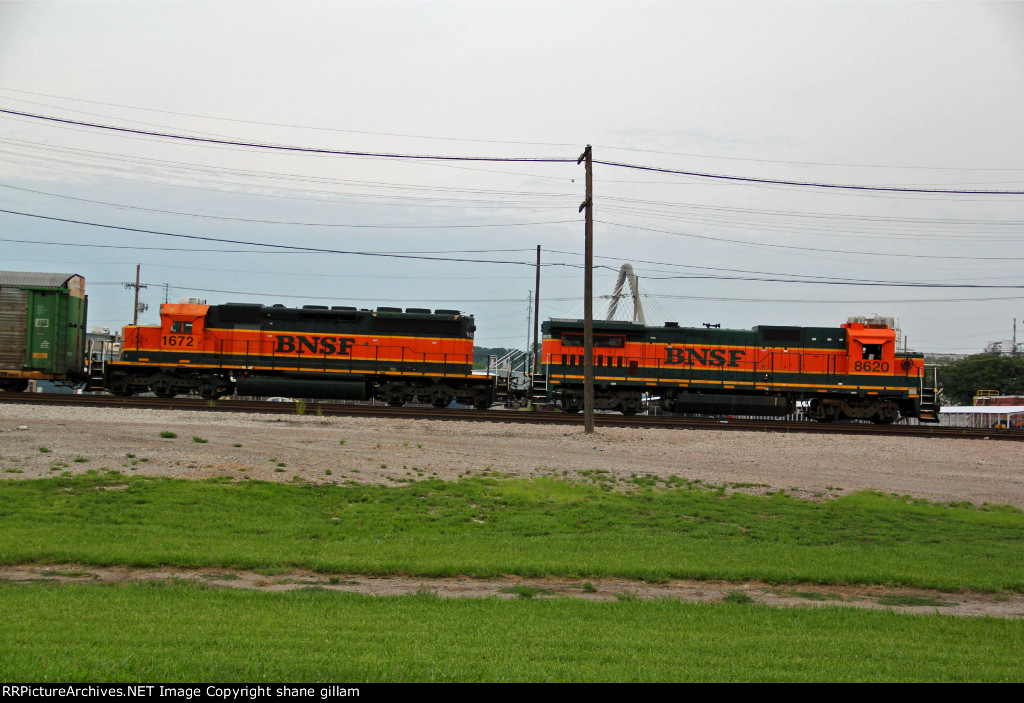 BNSF 8620 and BNSF 1672 work a transfer train WB.